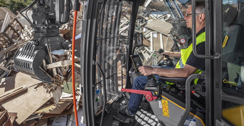 Volvo extends material handler’s range and reach – Wheels and Fields