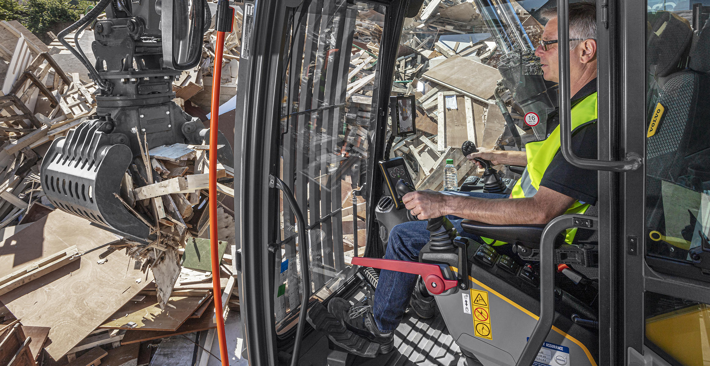 Volvo extends material handler’s range and reach – Wheels and Fields