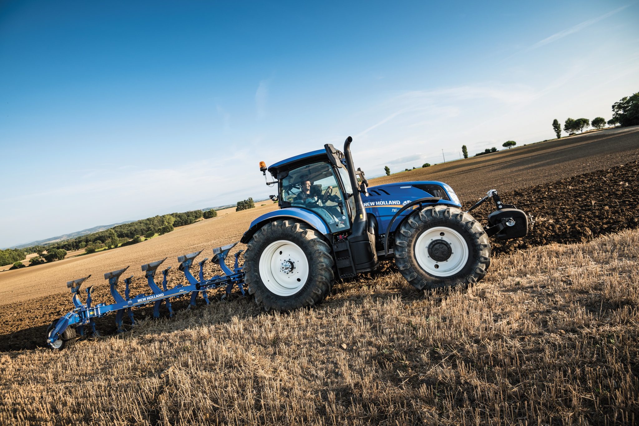 New Holland widens T6 tractor range with 6-cylinder T6.160 Dynamic ...