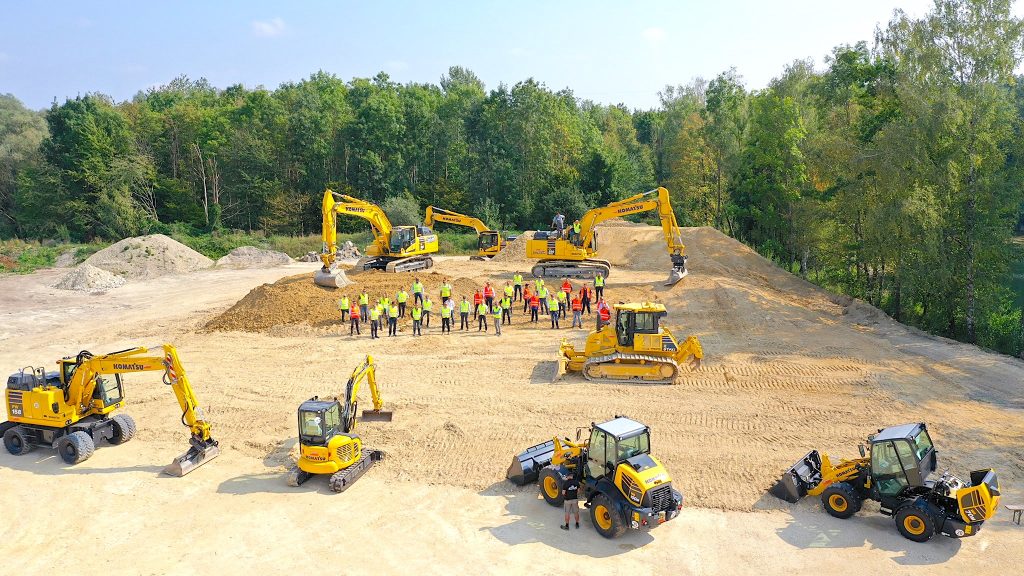 Komatsu unveils electric, remote-controlled mini excavator – Wheels and ...