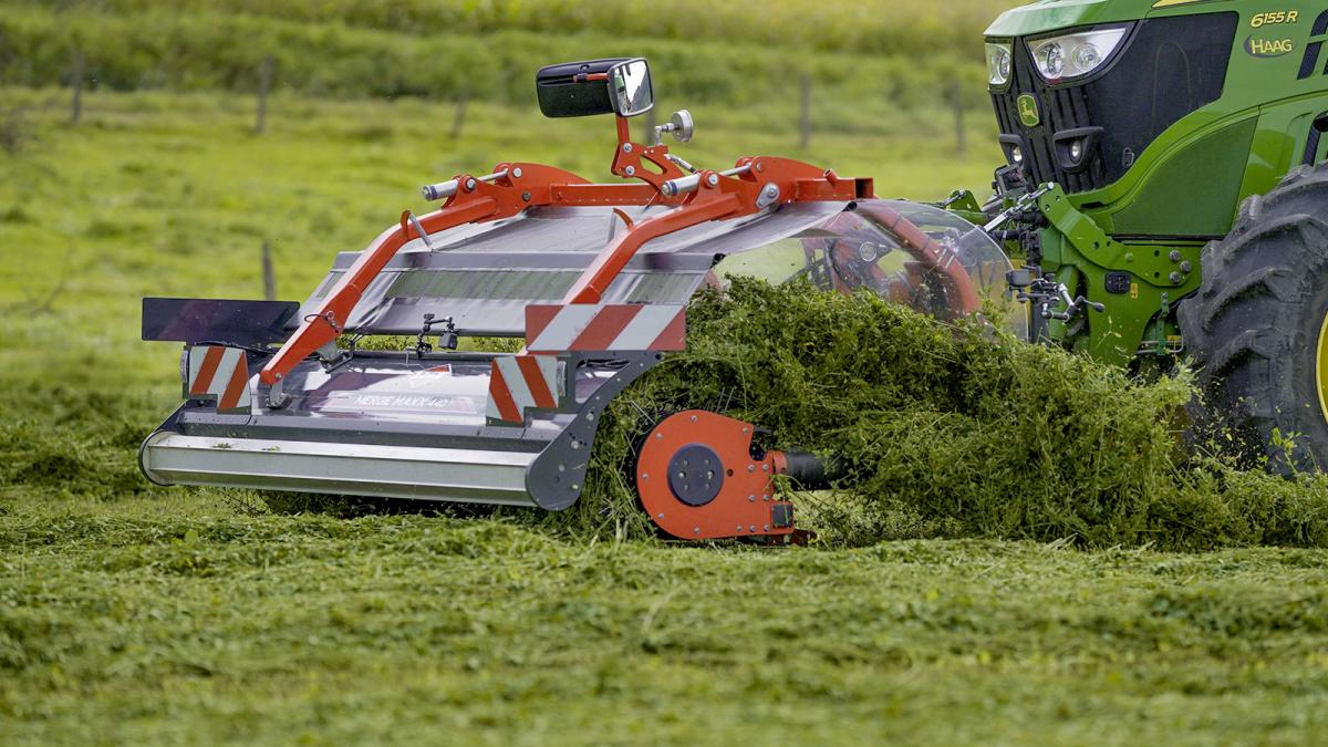 Kuhn Merge Maxx 440 F allows swathing without driving over the forage – Wheels and Fields