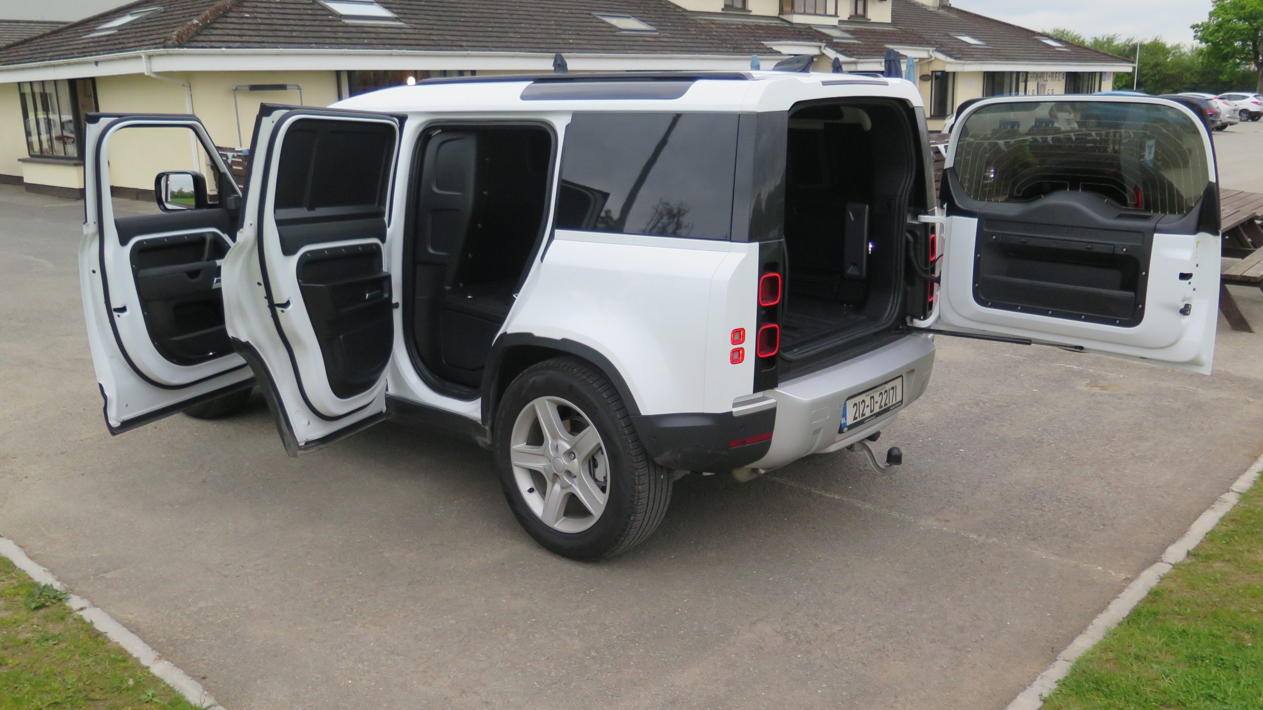 New Defender commercial gives Land Rover a pricey lead – Wheels and Fields