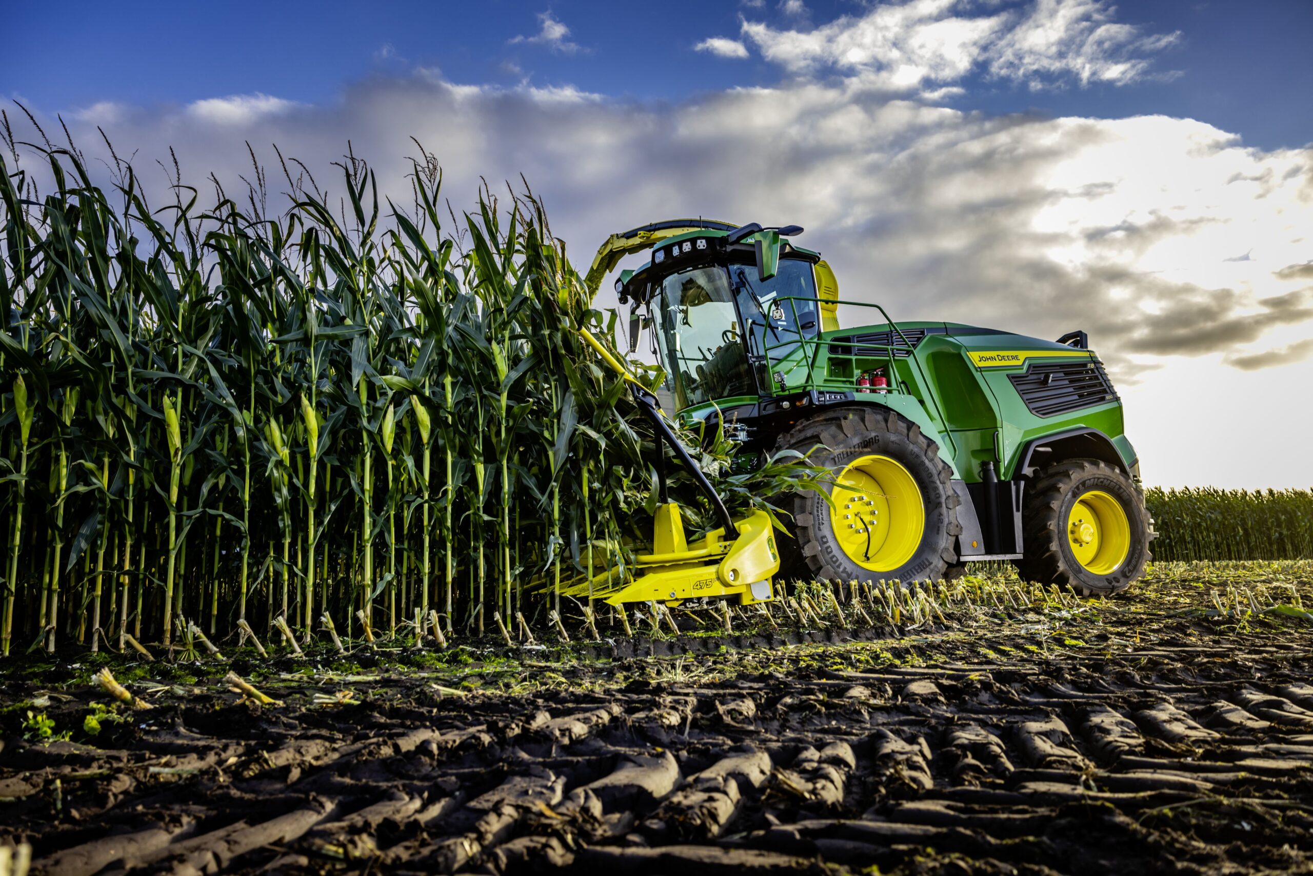 John Deere unveils new F8 and F9 Self-Propelled Forage Harvesters ...